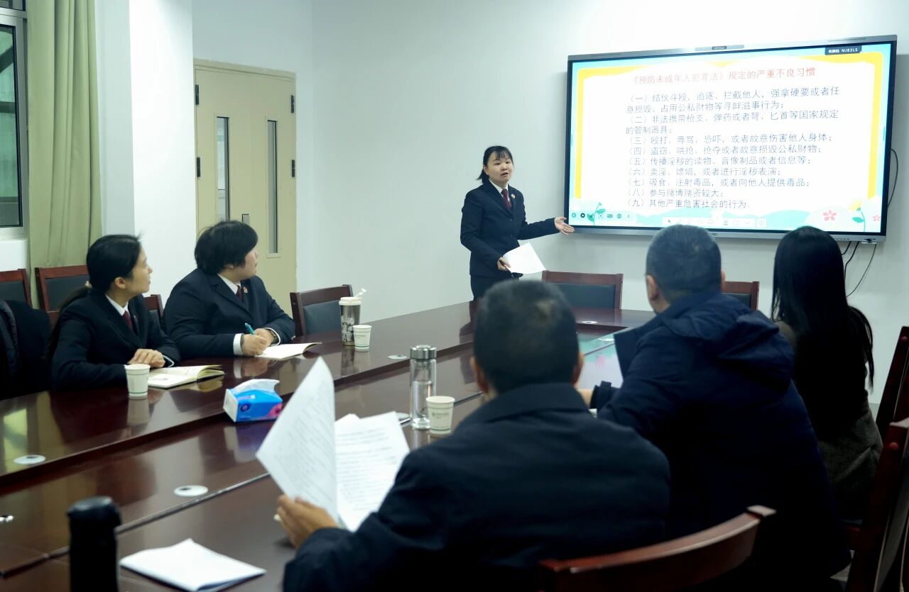 《检察日报》专门学校迎来“法治第一课”-媒体播报